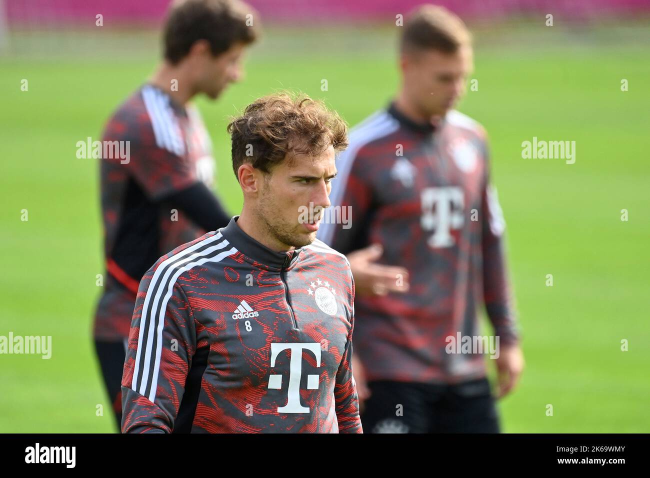 Munich, Deutschland. 11th Oct, 2022. Leon GORETZKA (FC Bayern Munich), hi:Thomas MUELLER (M?LLER ...