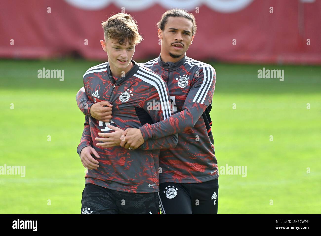 Munich, Deutschland. 11th Oct, 2022. Leroy SANE (FC Bayern Munich) holds Paul WANNER (FC Bayern ...