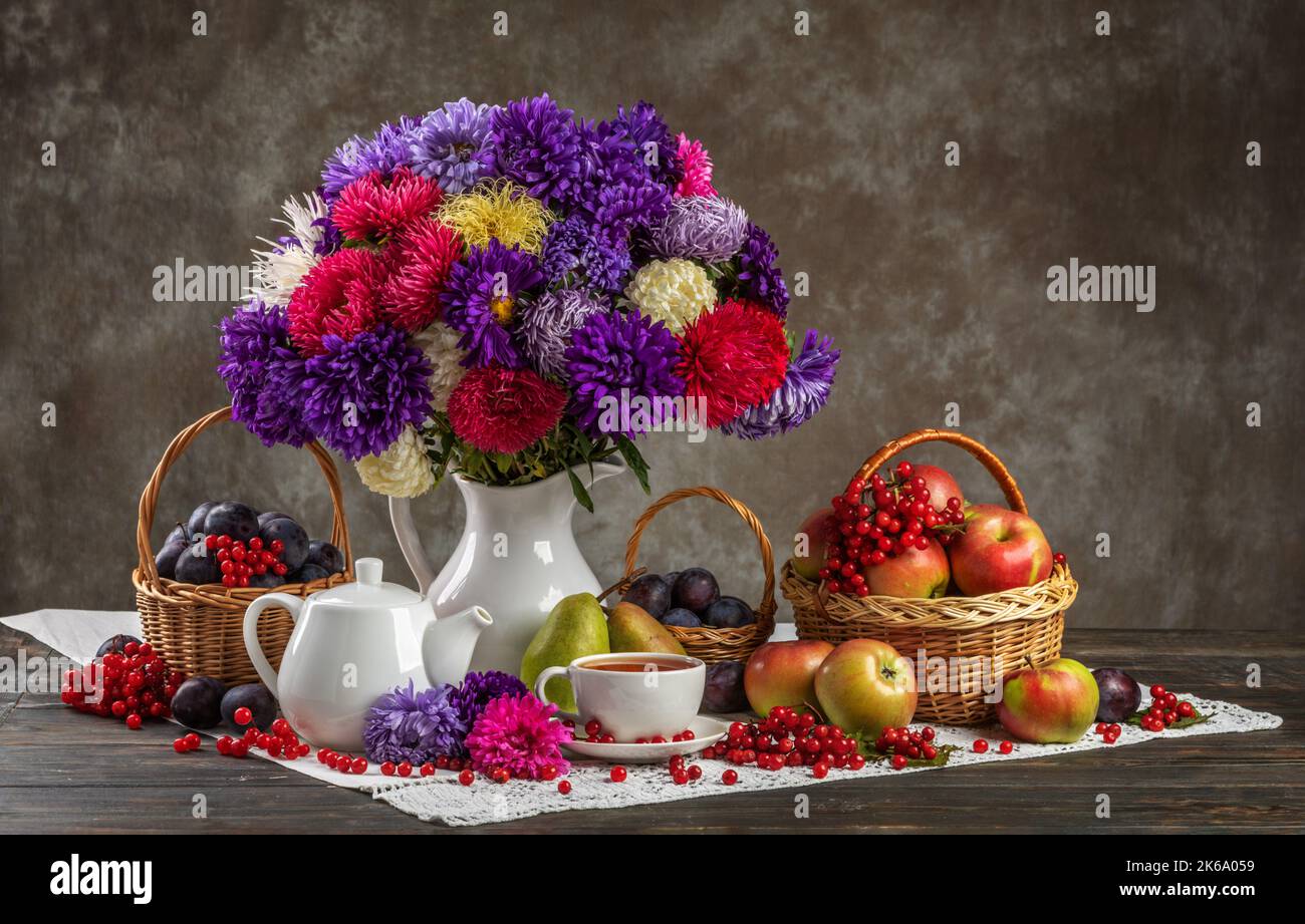 Vase with apples hi-res stock photography and images - Alamy