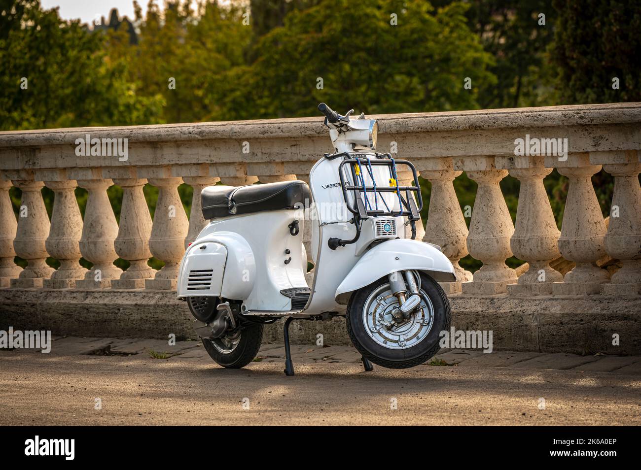 Vecchio motorino hi-res stock photography and images - Alamy