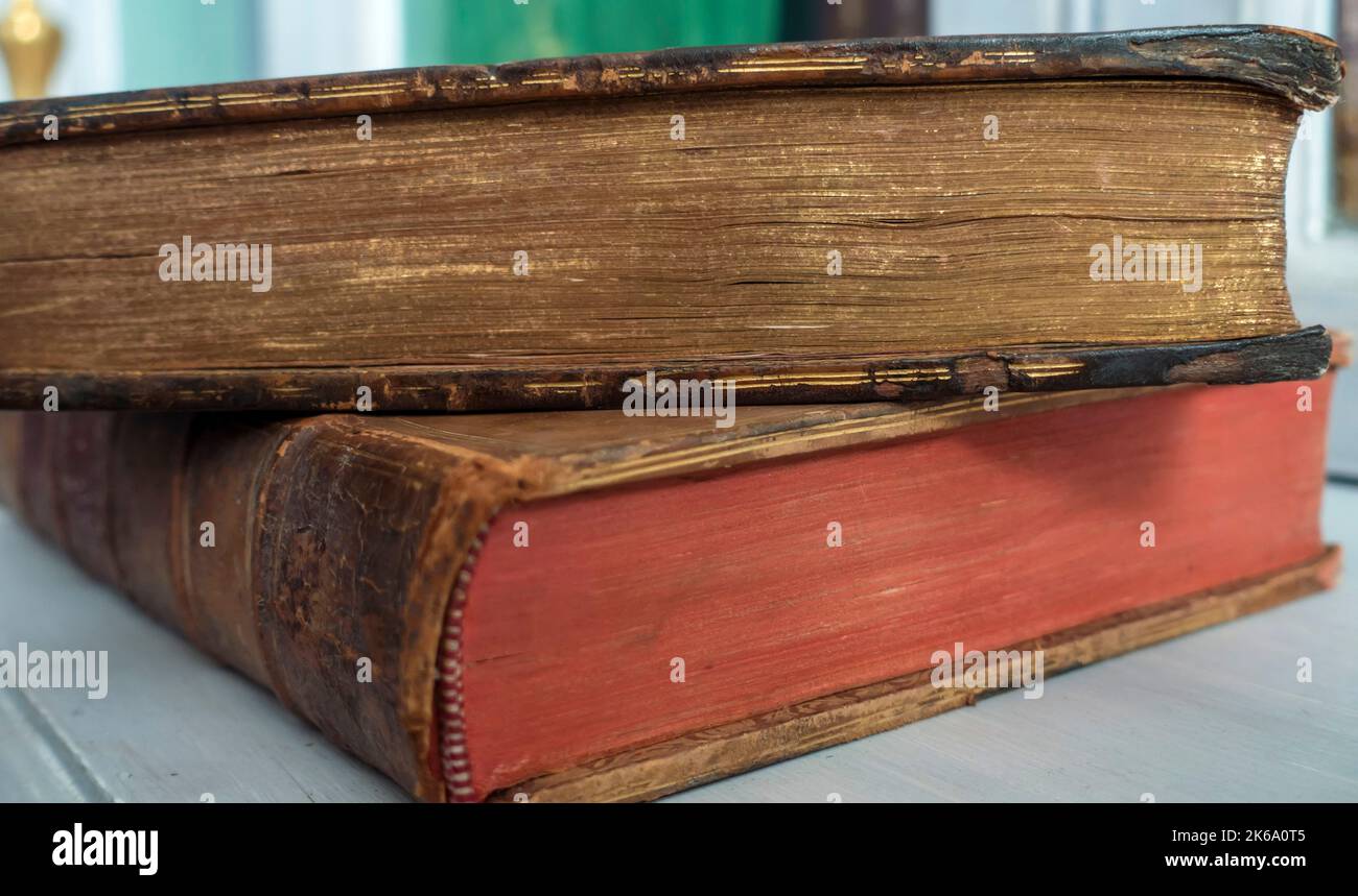 Leather bound books hi-res stock photography and images - Alamy