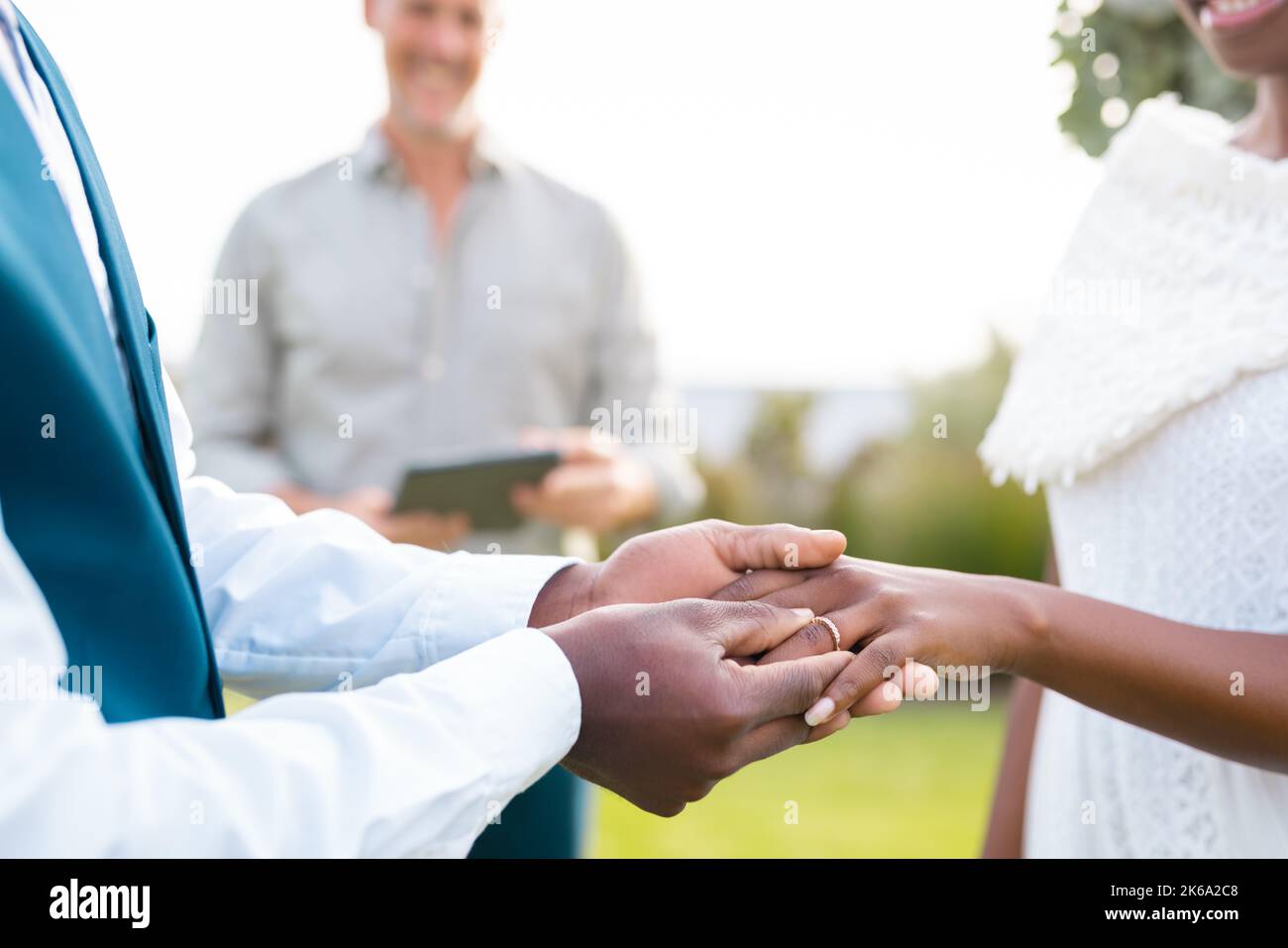 Ring of people holding hands hi-res stock photography and images - Alamy
