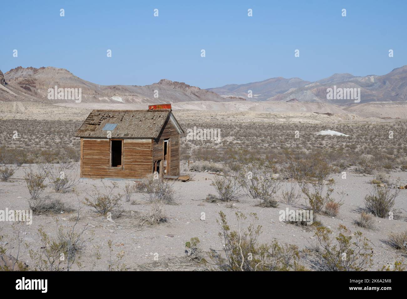 Cabin in the Desert Stock Photo - Alamy