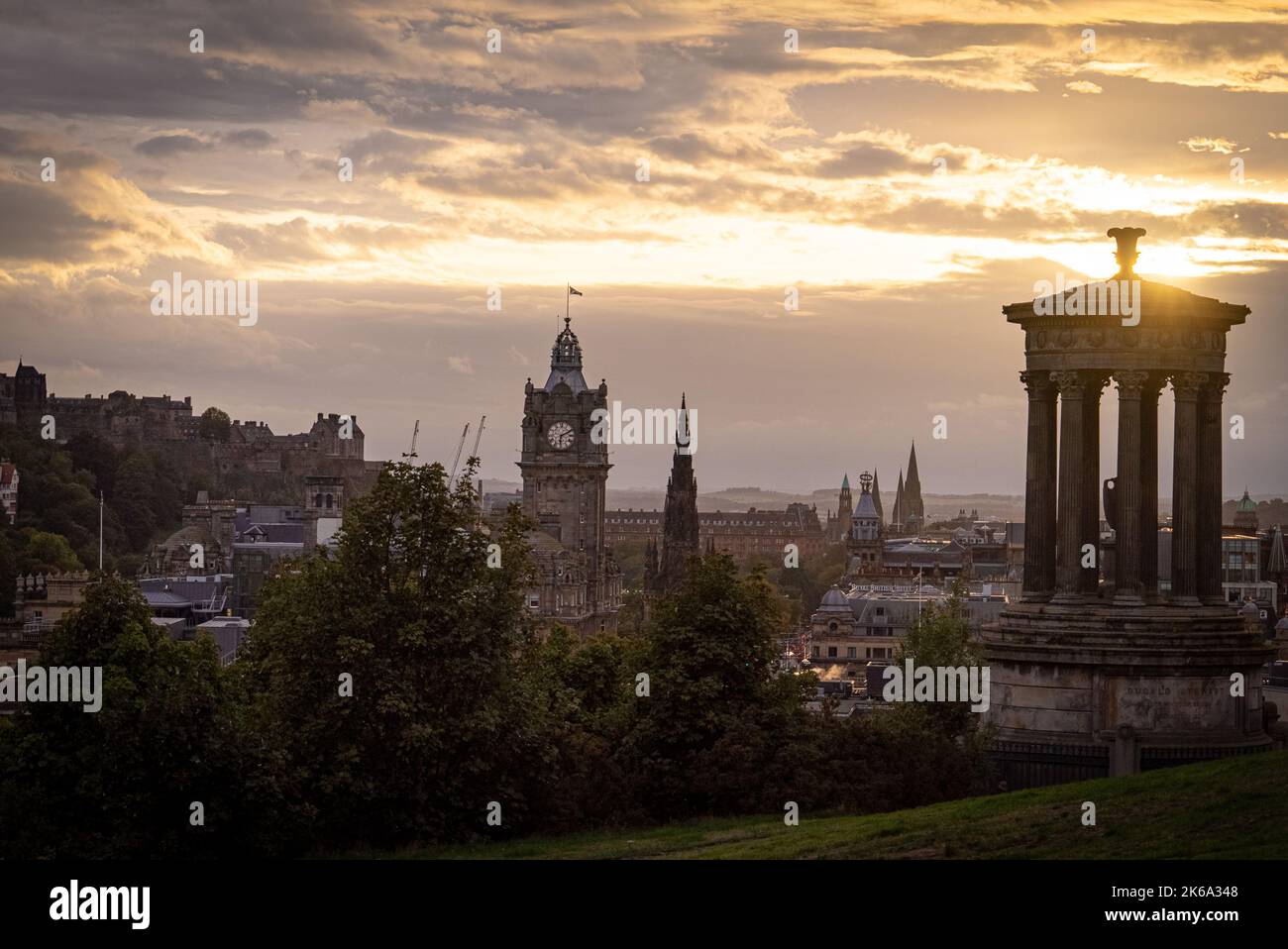 Panoramic view over edinburgh old hi-res stock photography and images ...