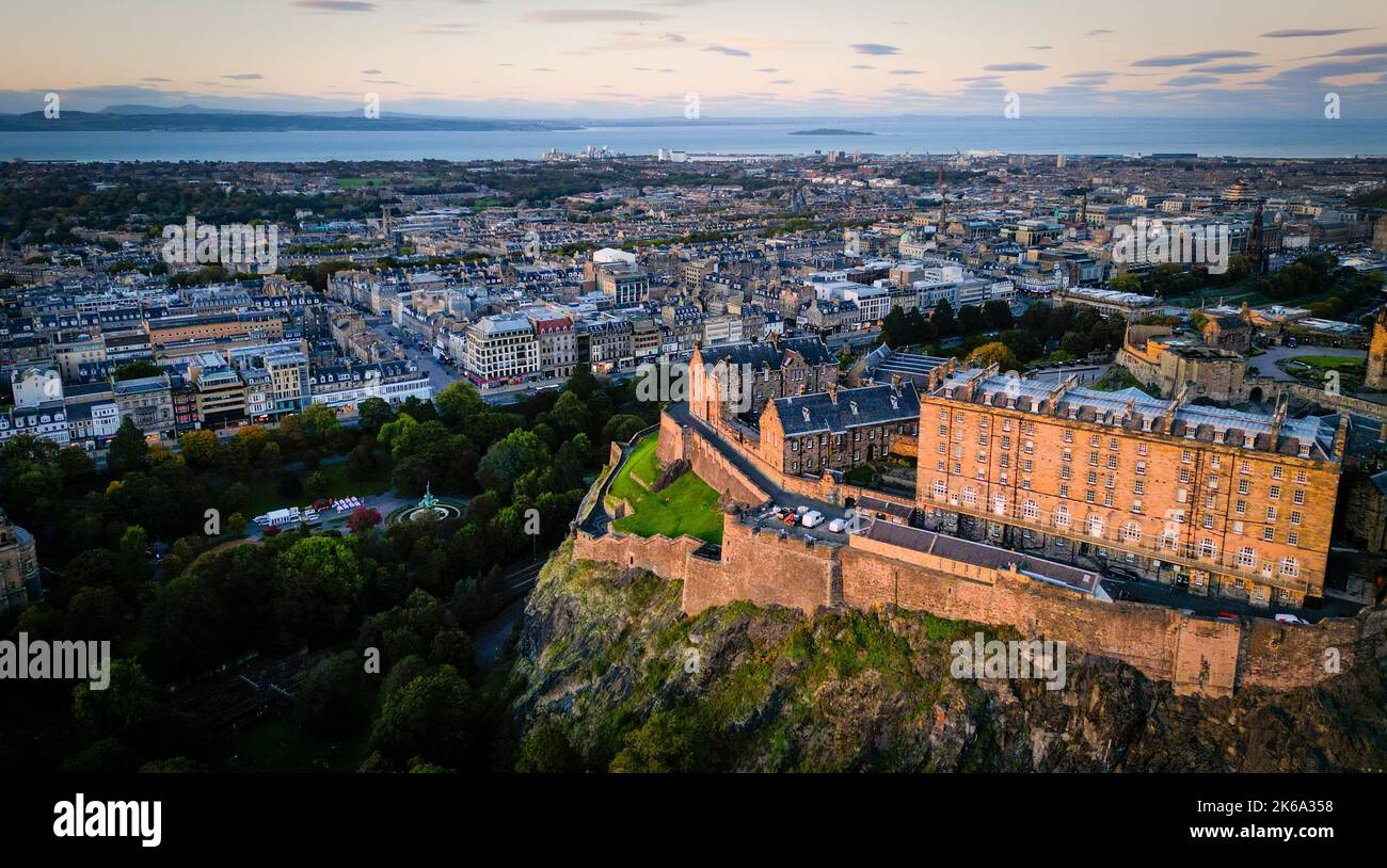 Aerial view of edinburgh at night hi-res stock photography and images ...