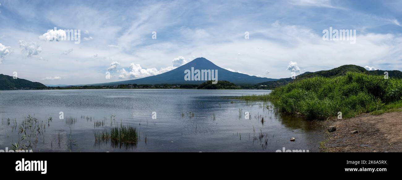 Beautiful view of Mount Fuji in the summer from across a lake Stock Photo - Alamy