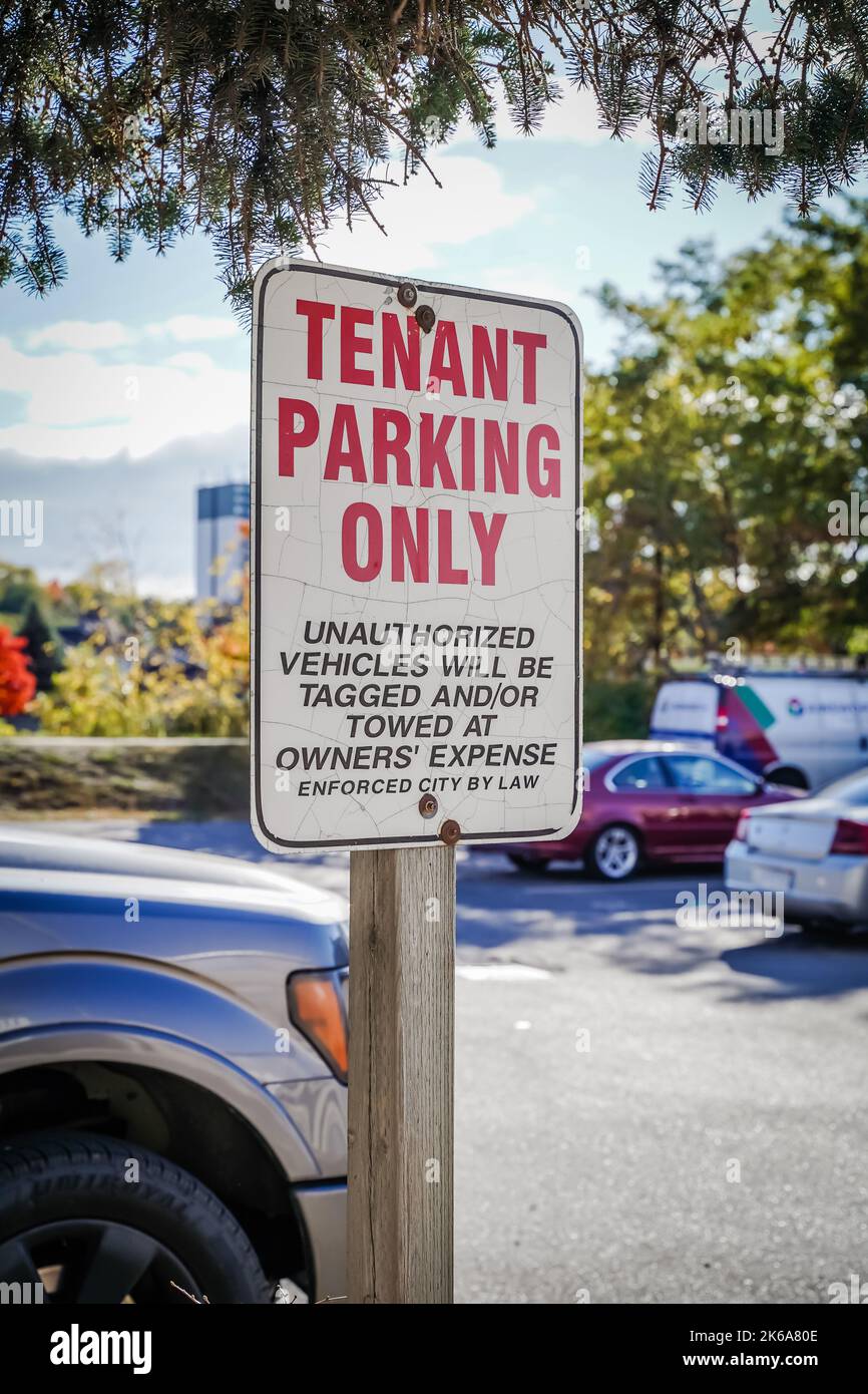 tenant parking only sign Stock Photo - Alamy