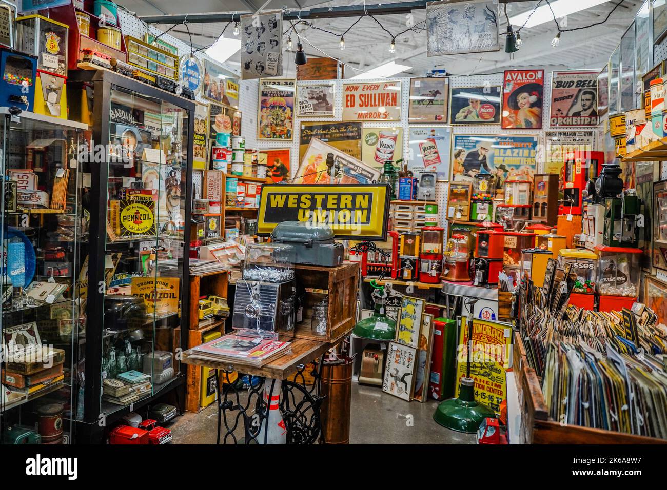 antique shop interior Stock Photo - Alamy