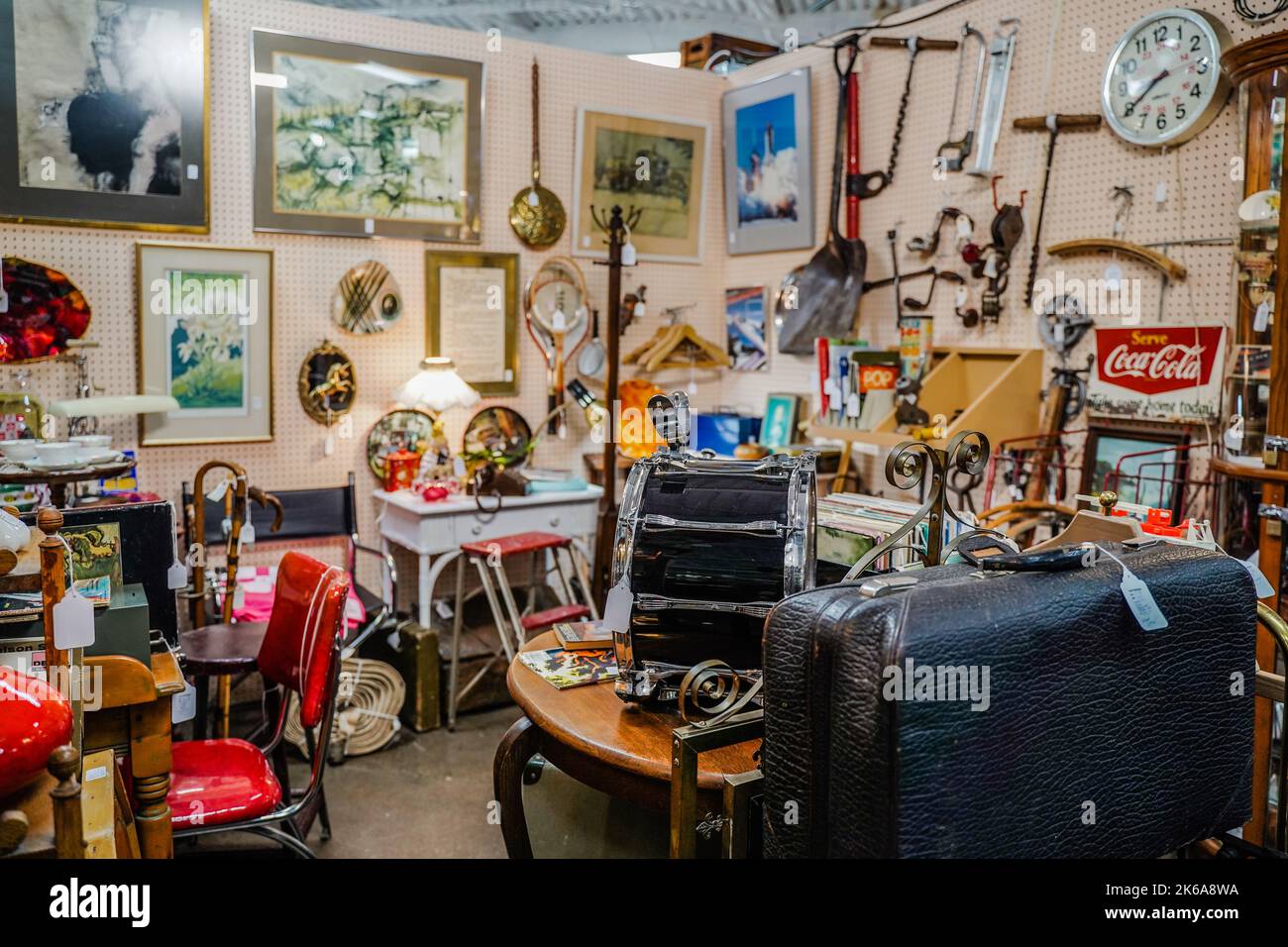 antique shop interior Stock Photo - Alamy