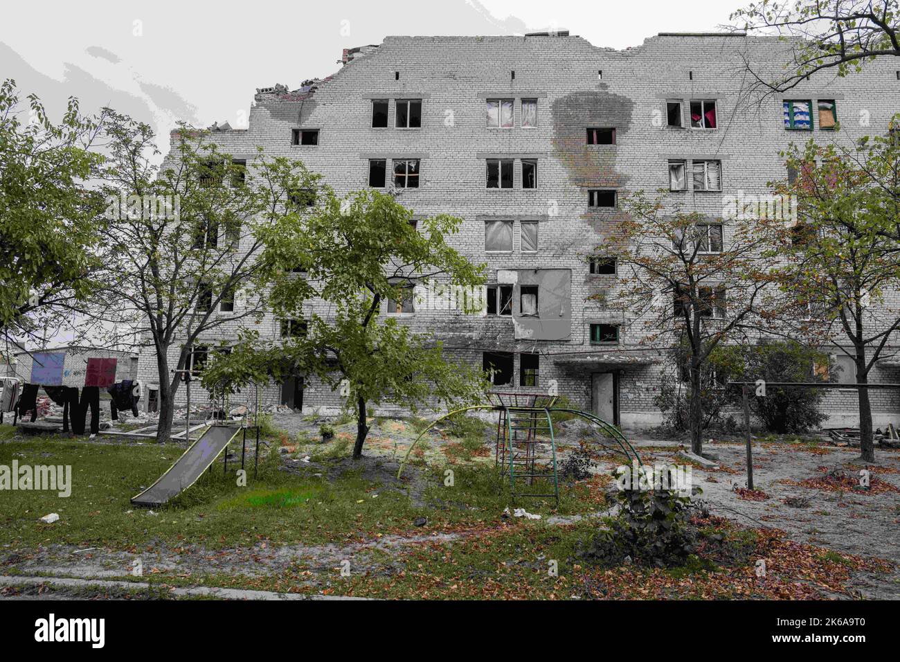 Lyman, Ukraine. 8th Oct, 2022. A badly shelled residential neighborhood ...