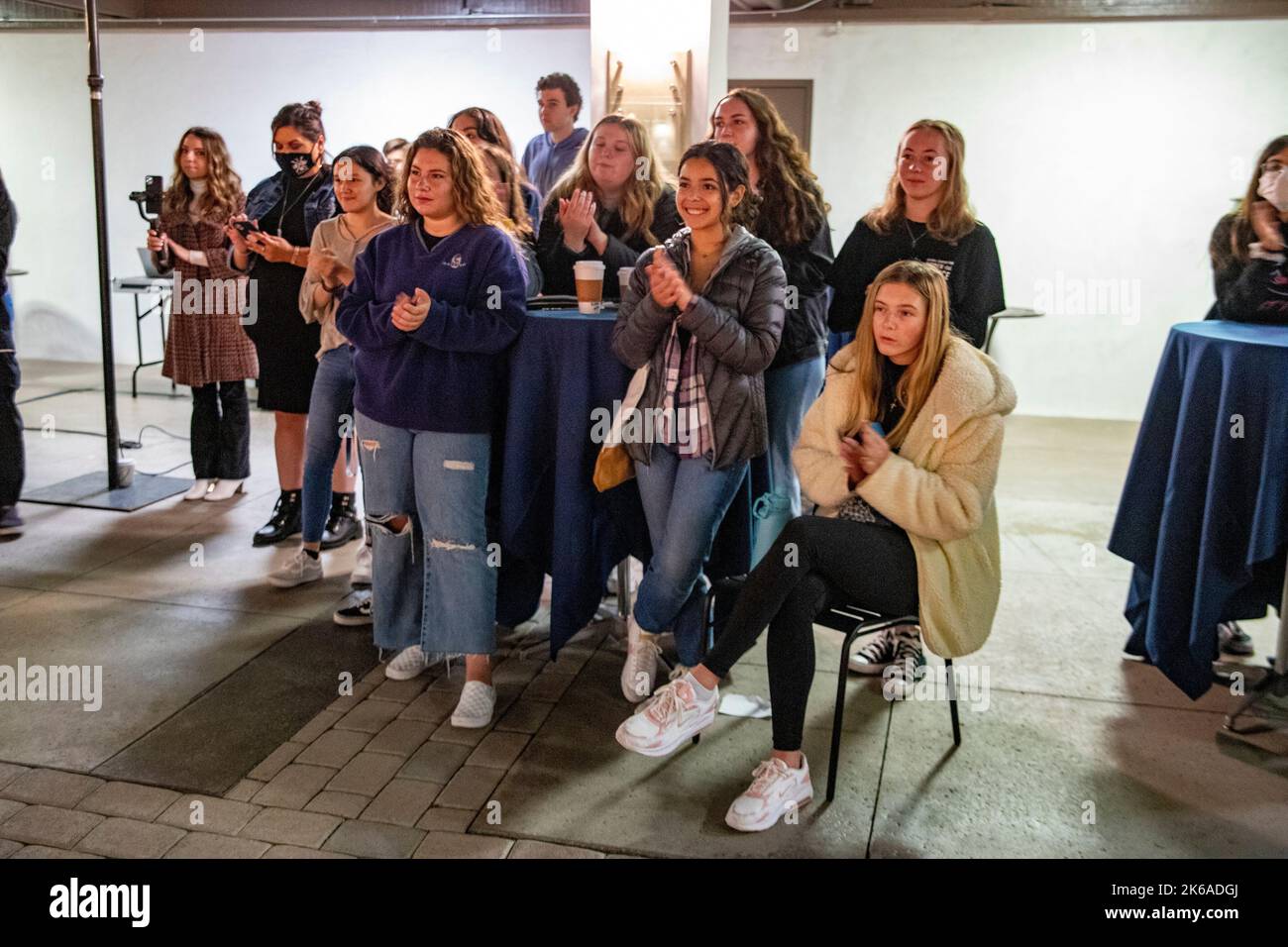 Audience clapping and cheering hi-res stock photography and images - Alamy