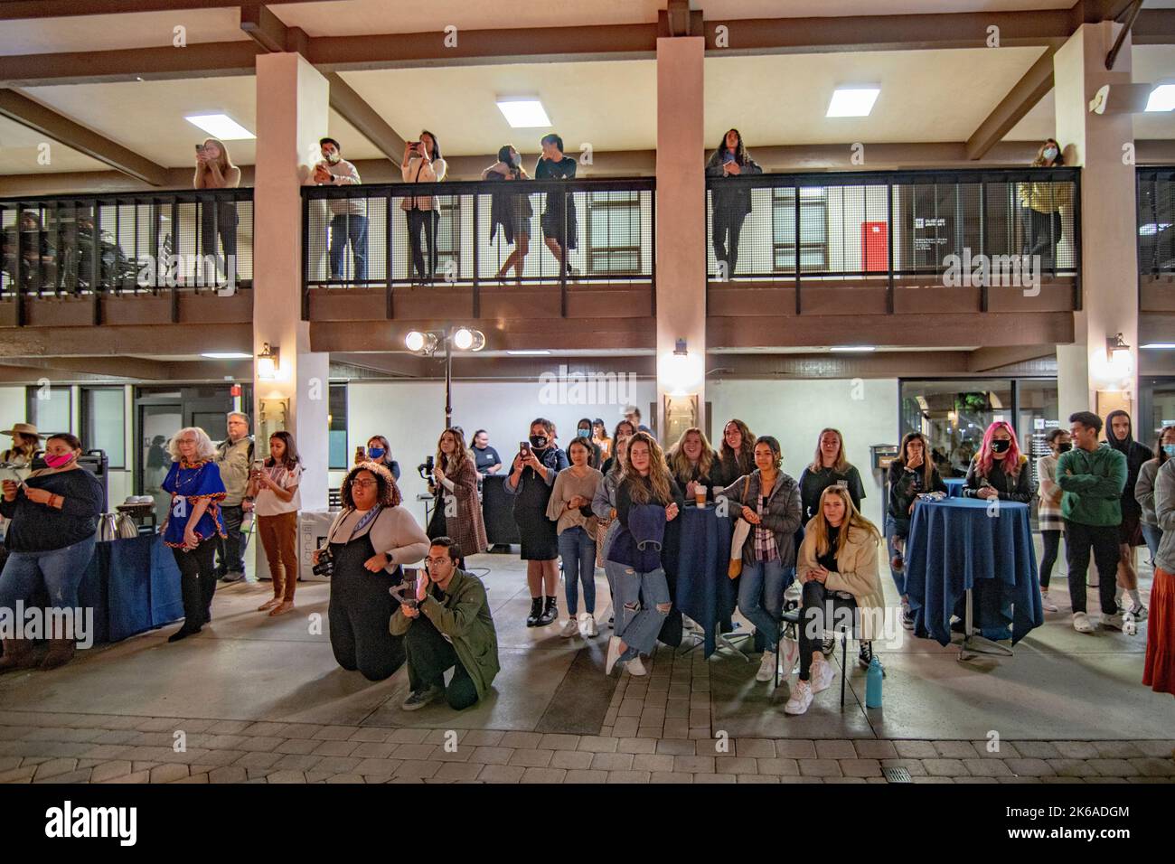 Audience clapping and cheering hi-res stock photography and images - Alamy