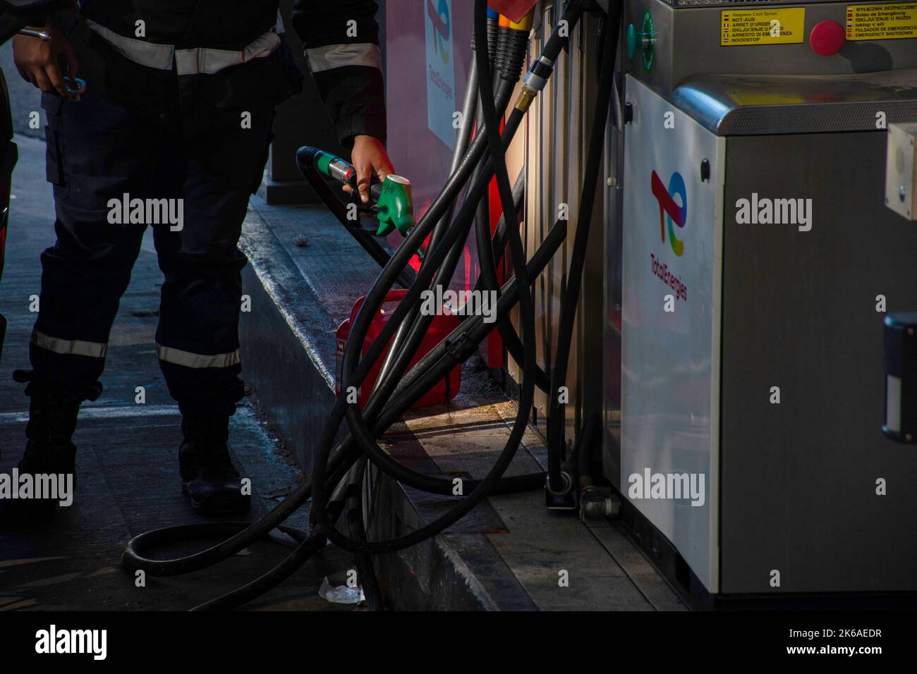 France petrol station queue hi-res stock photography and images - Alamy