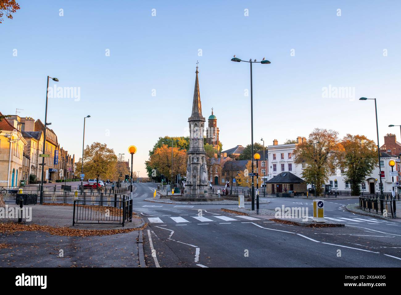 Banbury cross at sunrise in autumn. Banbury, Oxfordshire, England Stock ...