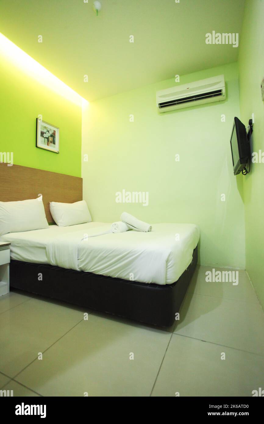 Perlis, MALAYSIA - Oktober 18, 2022: Wide angle shot of motel room in ...