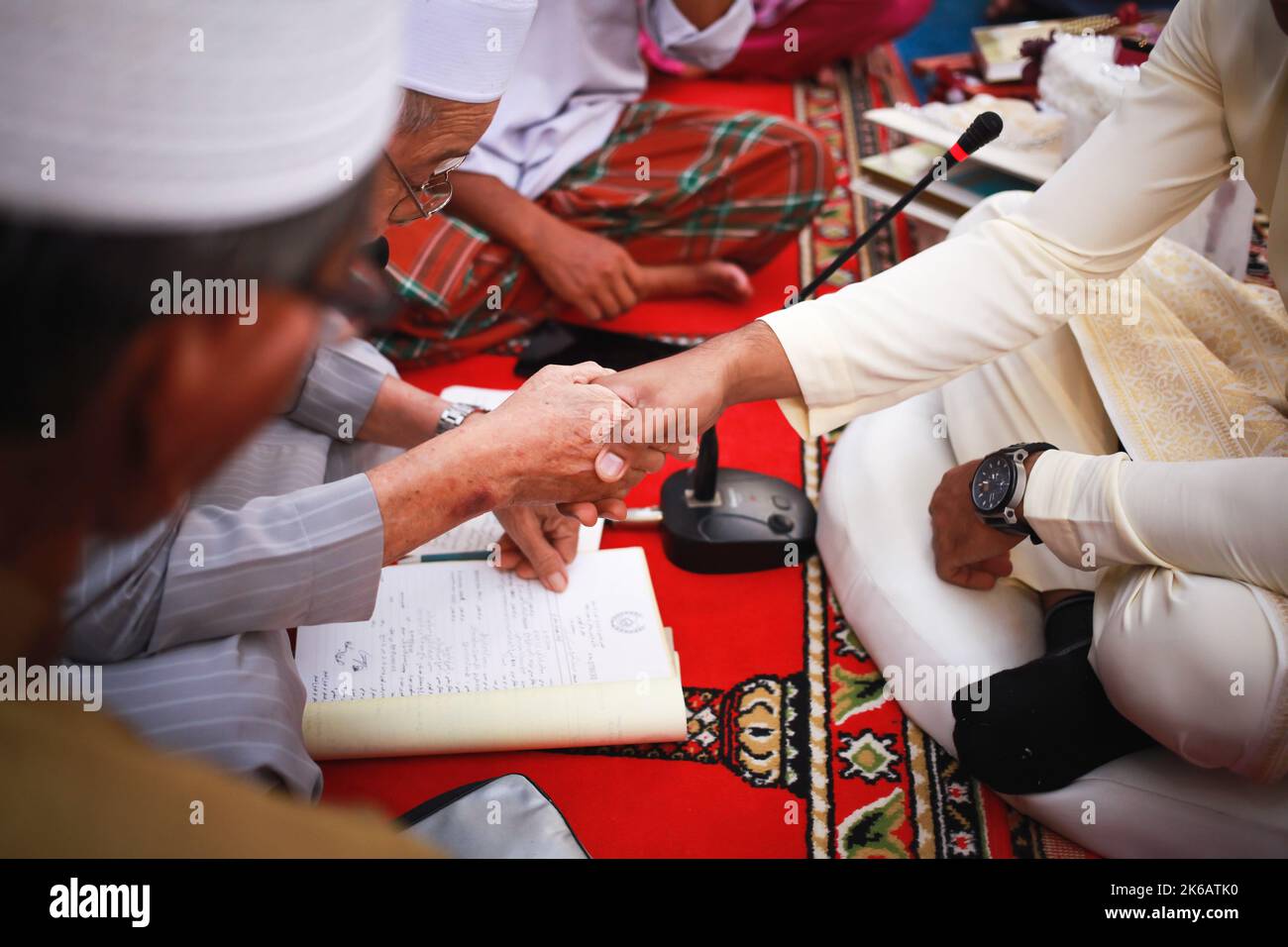 Hand shake hi-res stock photography and images - Alamy