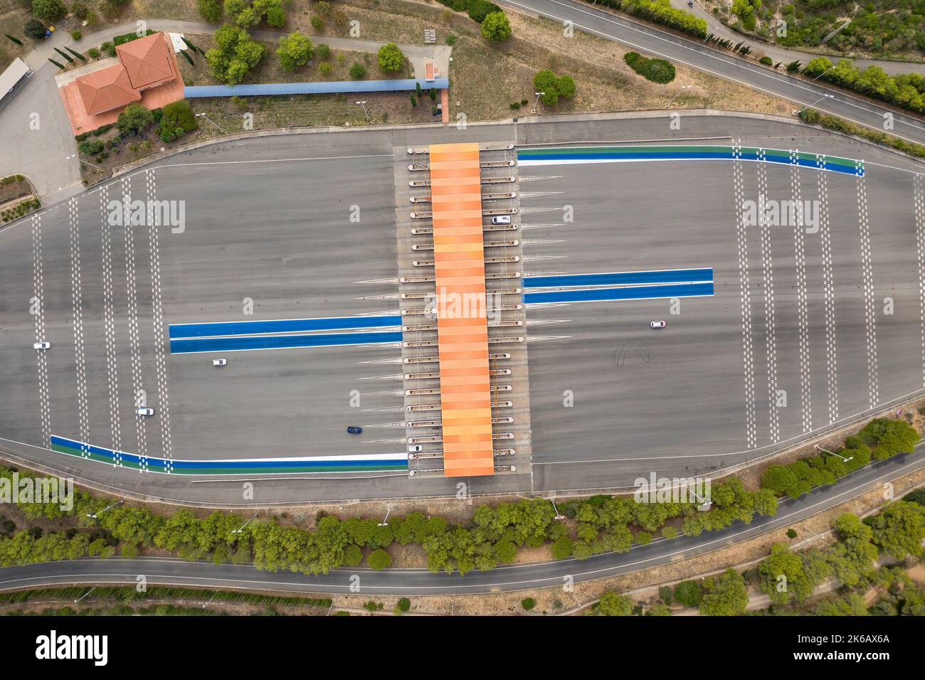Coche en autopista hi-res stock photography and images - Alamy
