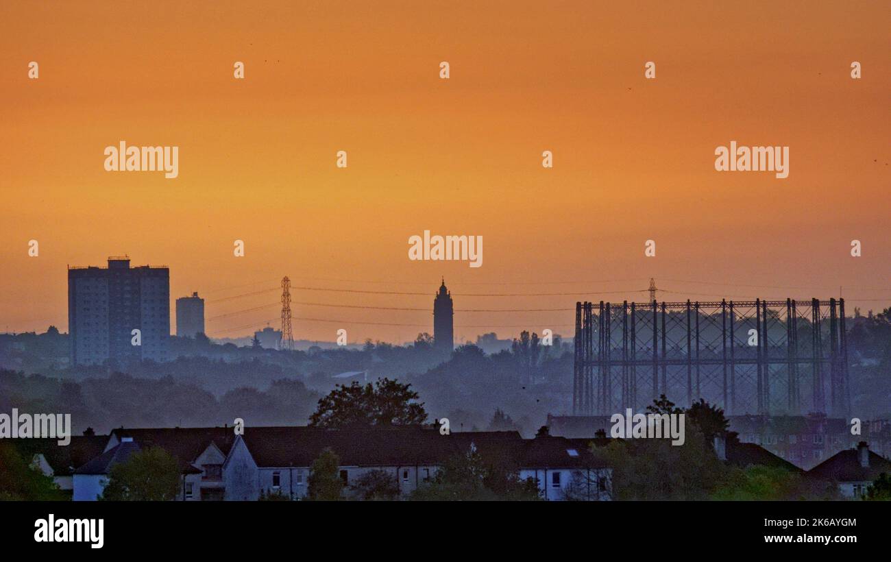 Glasgow, Scotland, UK 13th October, 2022. UK Weather: Sunrise over the ...