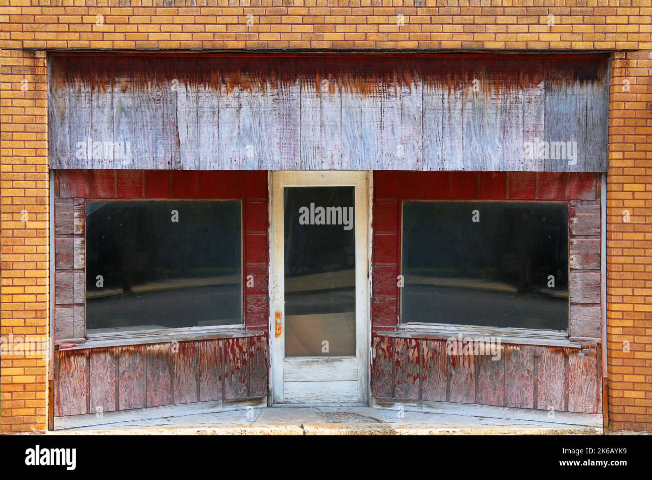 a store town rural shop closed abandoned shut empty closer recession ...