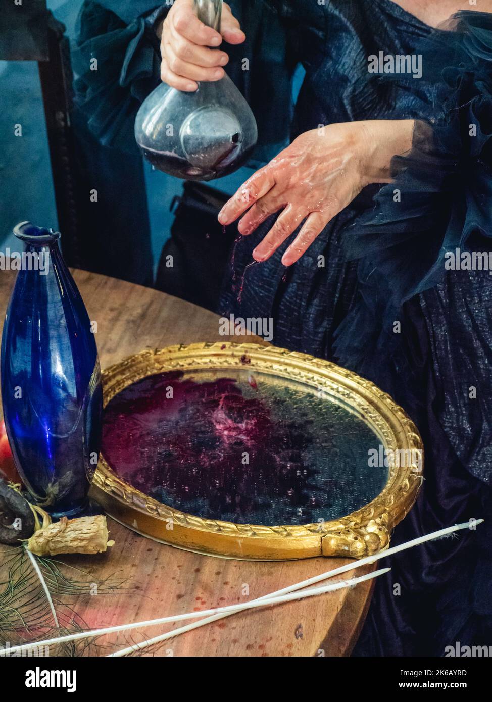 Witch poisoned apple snow white hi-res stock photography and images - Alamy