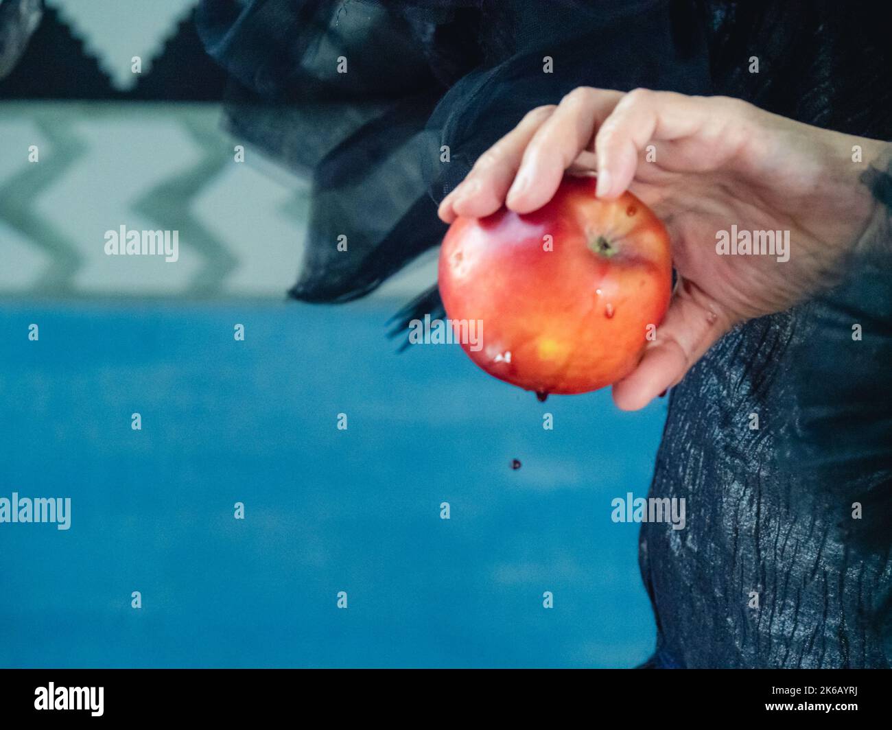 Witch poisoned apple snow white hi-res stock photography and images - Alamy