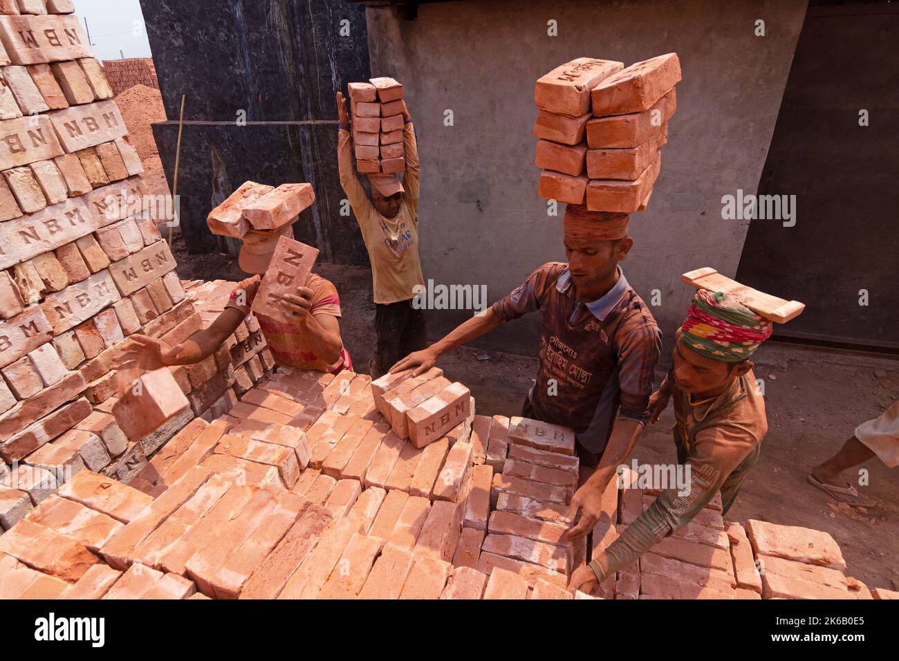 Dhaka, Dhaka, Bangladesh. 13th Oct, 2022. Workers in Dhaka, Bangladesh ...