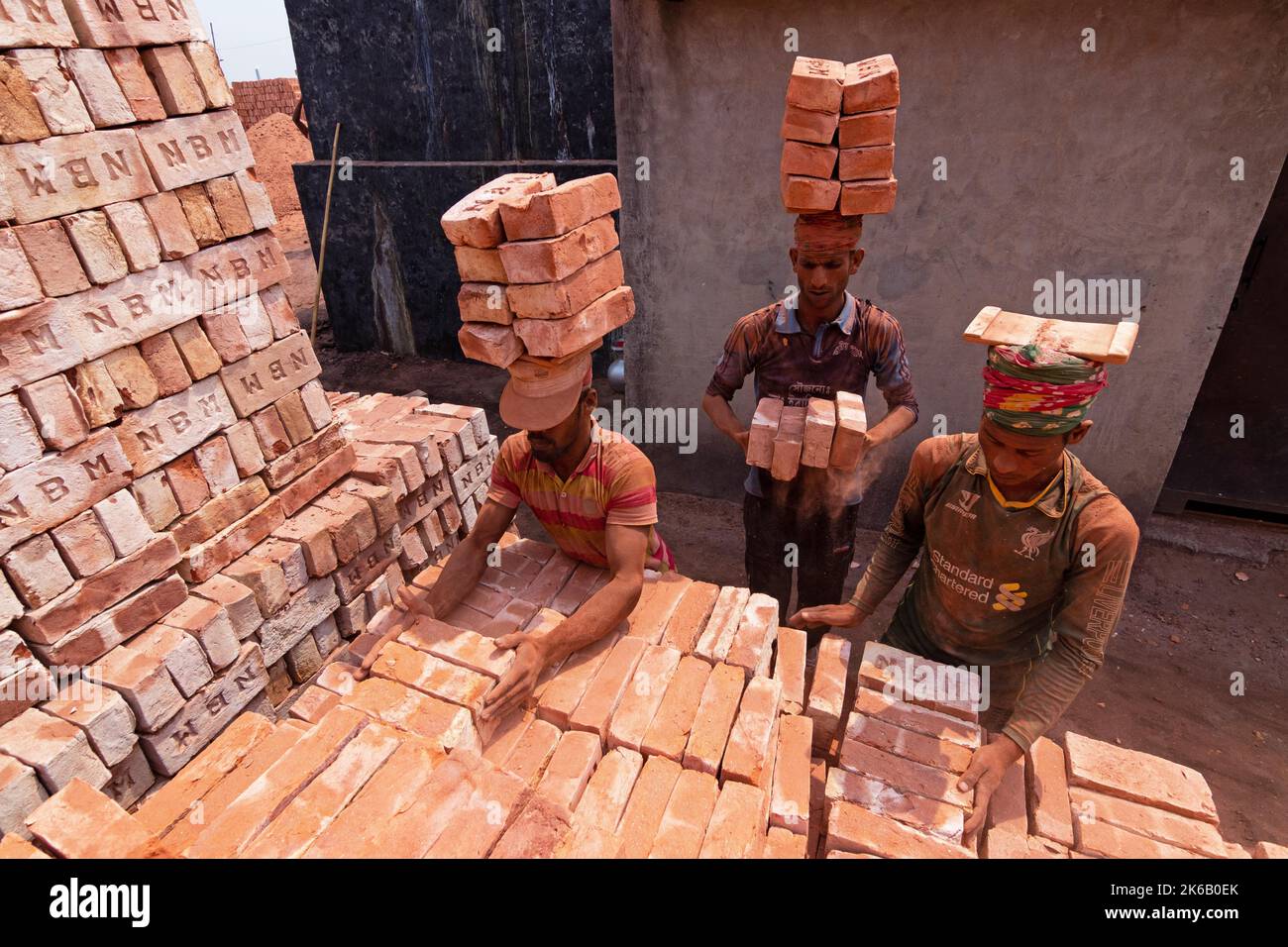 Dhaka, Dhaka, Bangladesh. 13th Oct, 2022. Workers in Dhaka, Bangladesh ...