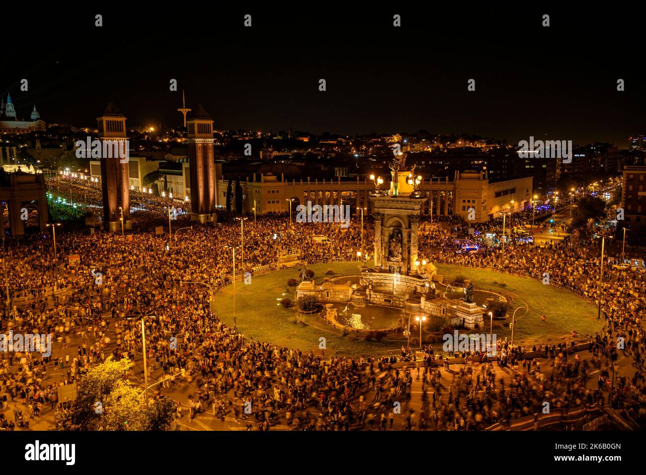 Plaça d'Espanya square (Place of Spain), in Barcelona, full of people ...