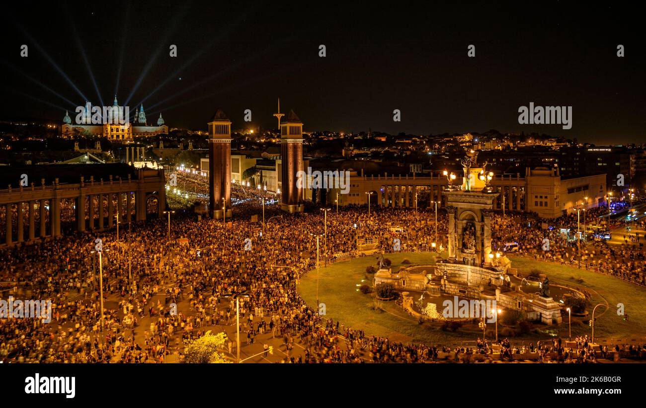Plaça d'Espanya square (Place of Spain), in Barcelona, full of people ...