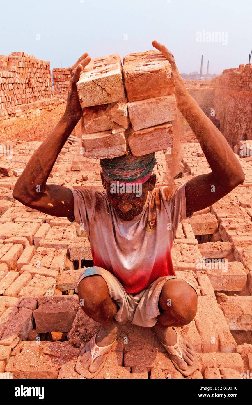 Dhaka, Dhaka, Bangladesh. 13th Oct, 2022. Workers in Dhaka, Bangladesh ...