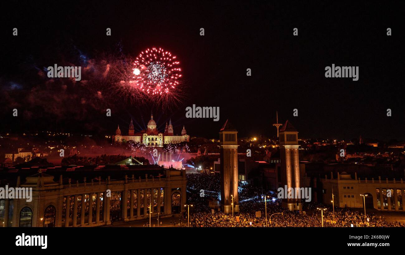 Pyromusical and fireworks of La Mercè 2022 on Maria Cristina avenue in ...