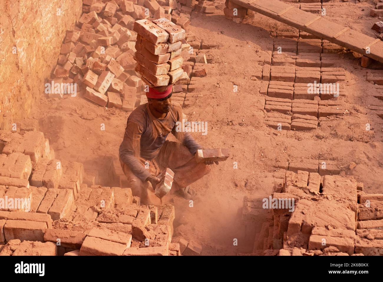 Dhaka, Dhaka, Bangladesh. 13th Oct, 2022. Workers in Dhaka, Bangladesh ...