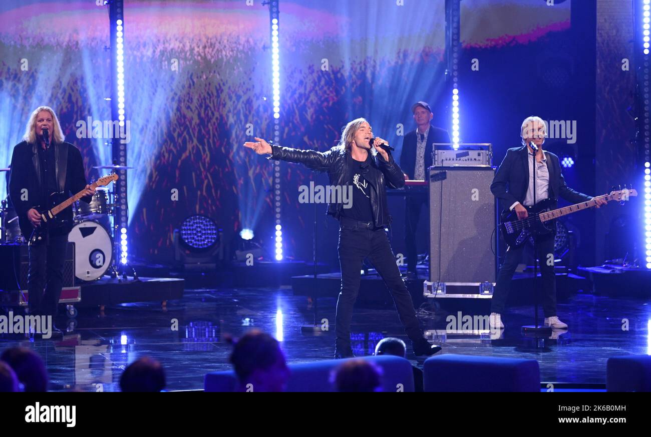 Berlin, Germany. 11th Oct, 2022. Singer Tim Wilhelm and the band ...