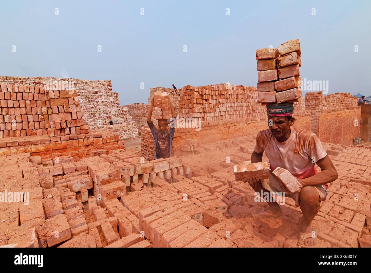 Dhaka, Dhaka, Bangladesh. 13th Oct, 2022. Workers in Dhaka, Bangladesh ...