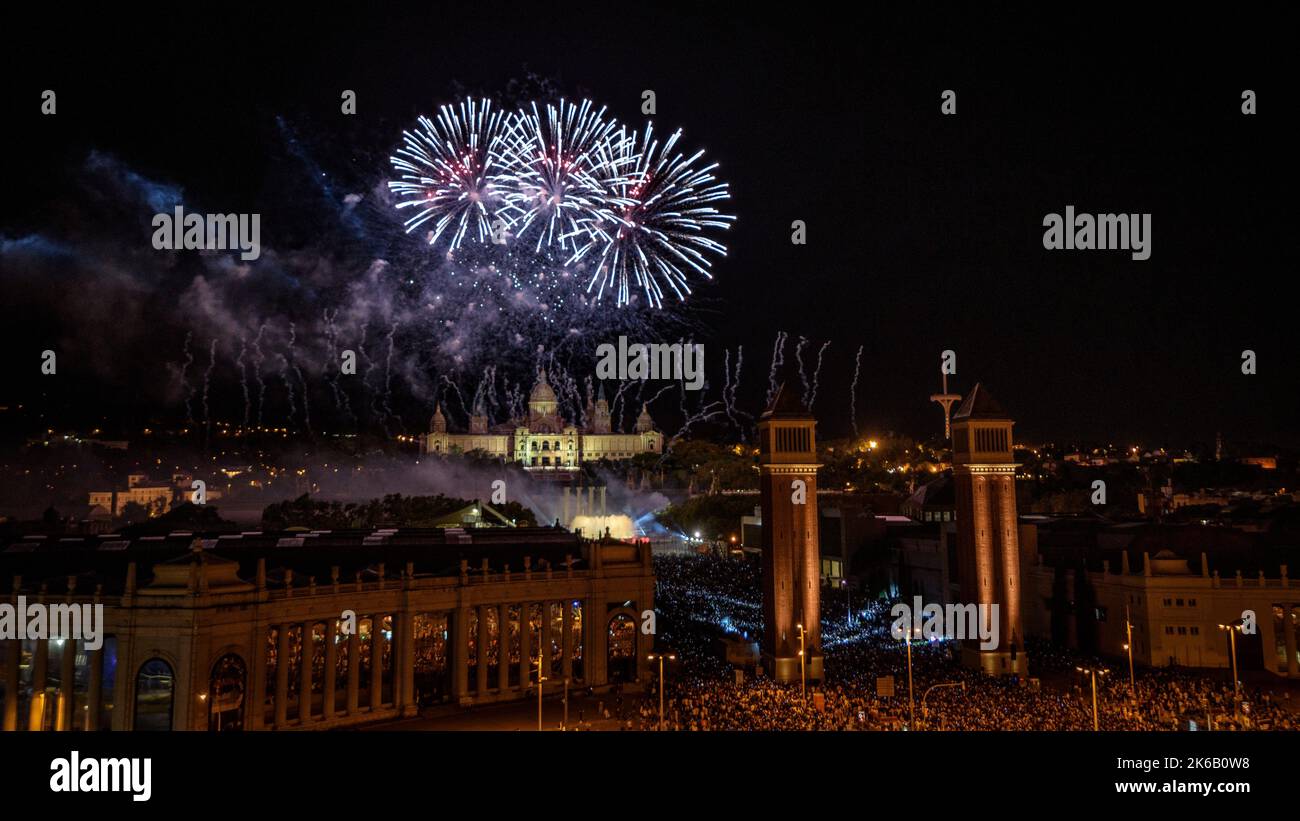 Pyromusical and fireworks of La Mercè 2022 on Maria Cristina avenue in ...