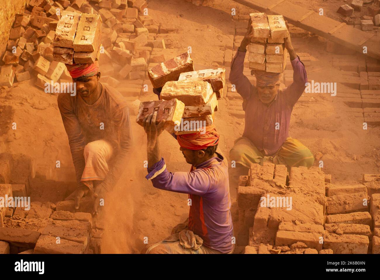 Dhaka, Dhaka, Bangladesh. 13th Oct, 2022. Workers in Dhaka, Bangladesh ...