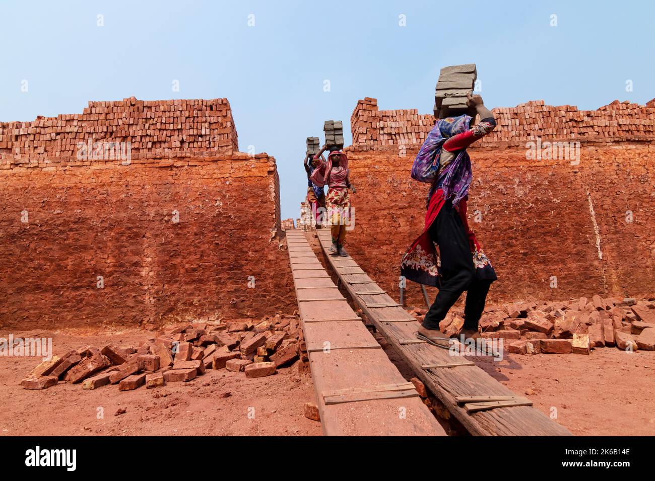 Dhaka, Dhaka, Bangladesh. 13th Oct, 2022. Workers in Dhaka, Bangladesh ...