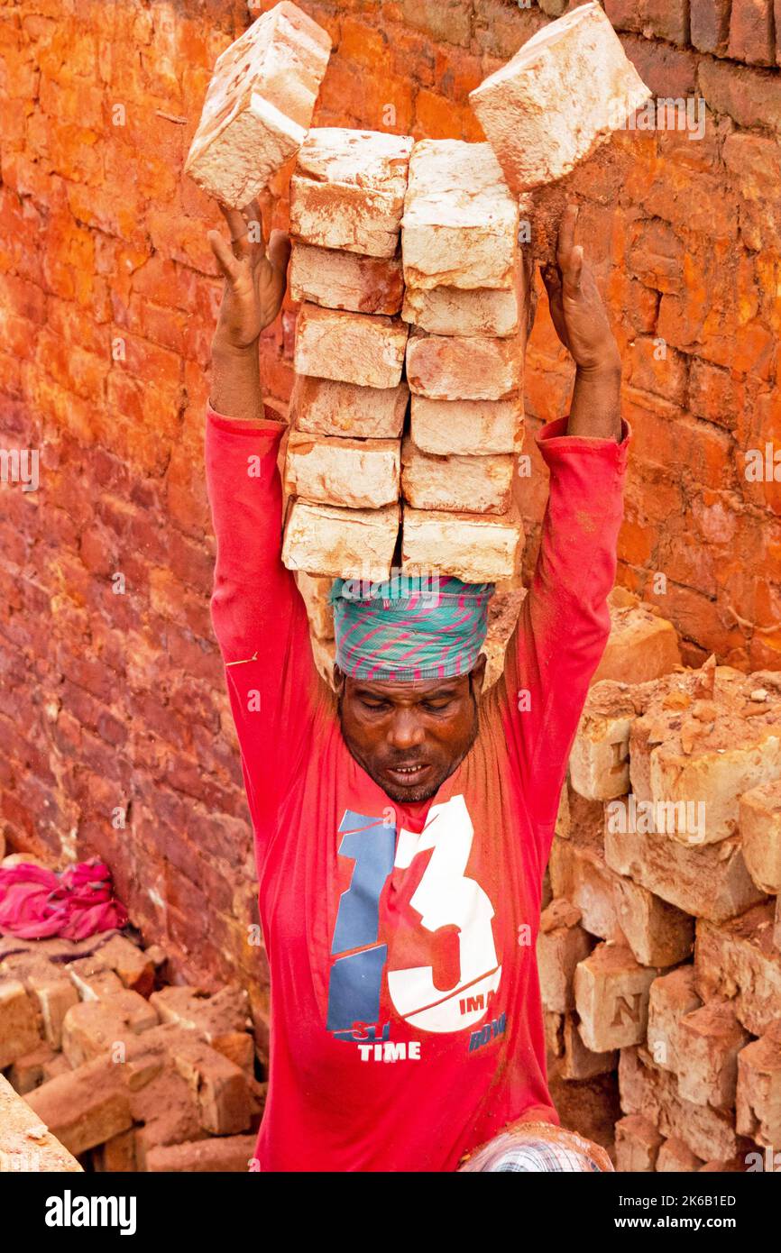 Dhaka, Dhaka, Bangladesh. 13th Oct, 2022. Workers in Dhaka, Bangladesh ...