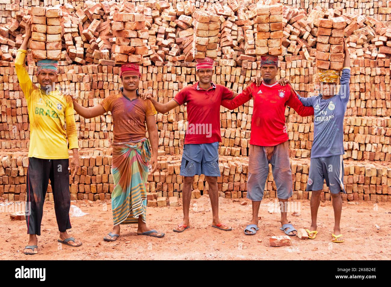 Dhaka, Dhaka, Bangladesh. 13th Oct, 2022. Workers in Dhaka, Bangladesh ...
