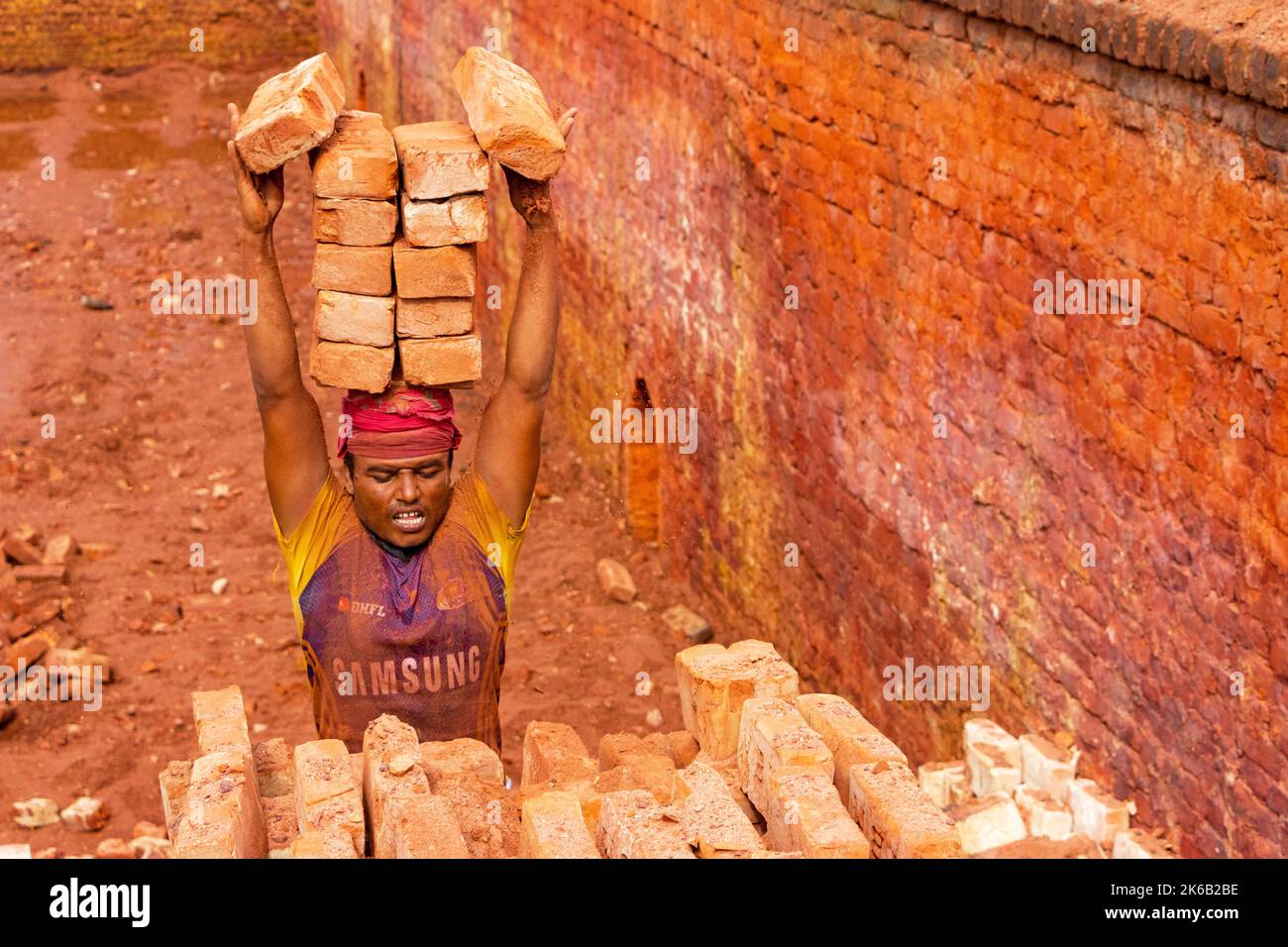 Dhaka, Dhaka, Bangladesh. 13th Oct, 2022. Workers in Dhaka, Bangladesh ...