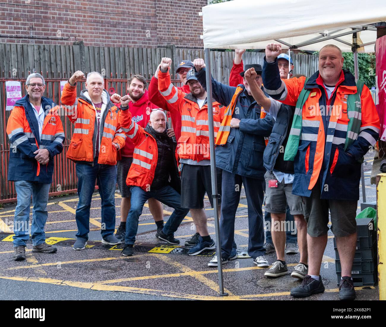 Brentwood, UK. 13th Oct, 2022. Striking post office workers picket the ...