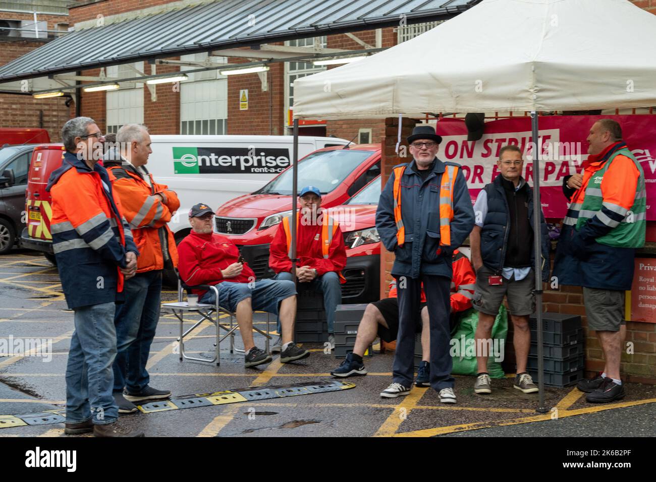 Brentwood, UK. 13th Oct, 2022. Striking post office workers picket the ...