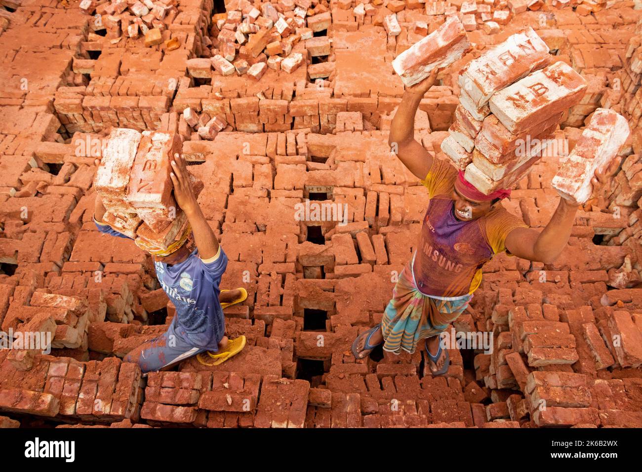 Dhaka, Dhaka, Bangladesh. 13th Oct, 2022. Workers in Dhaka, Bangladesh ...