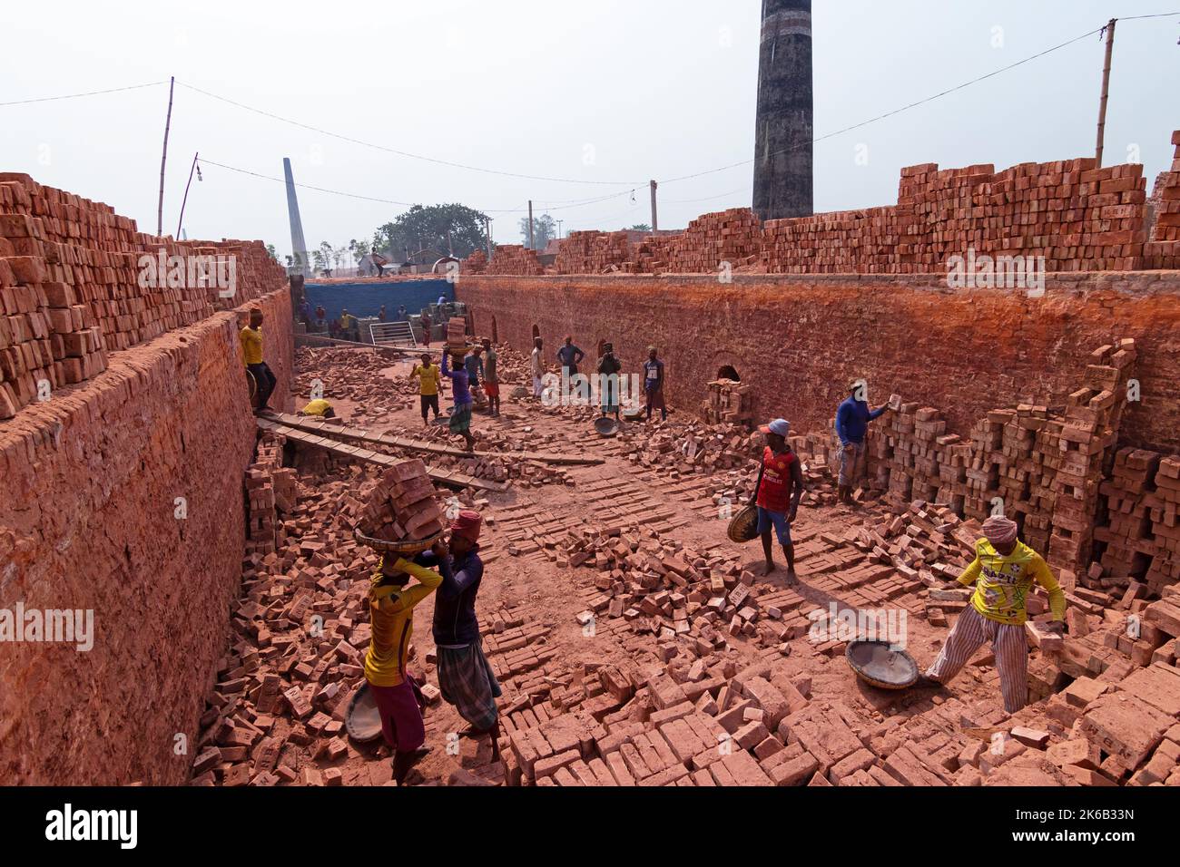Dhaka, Dhaka, Bangladesh. 13th Oct, 2022. Workers in Dhaka, Bangladesh ...