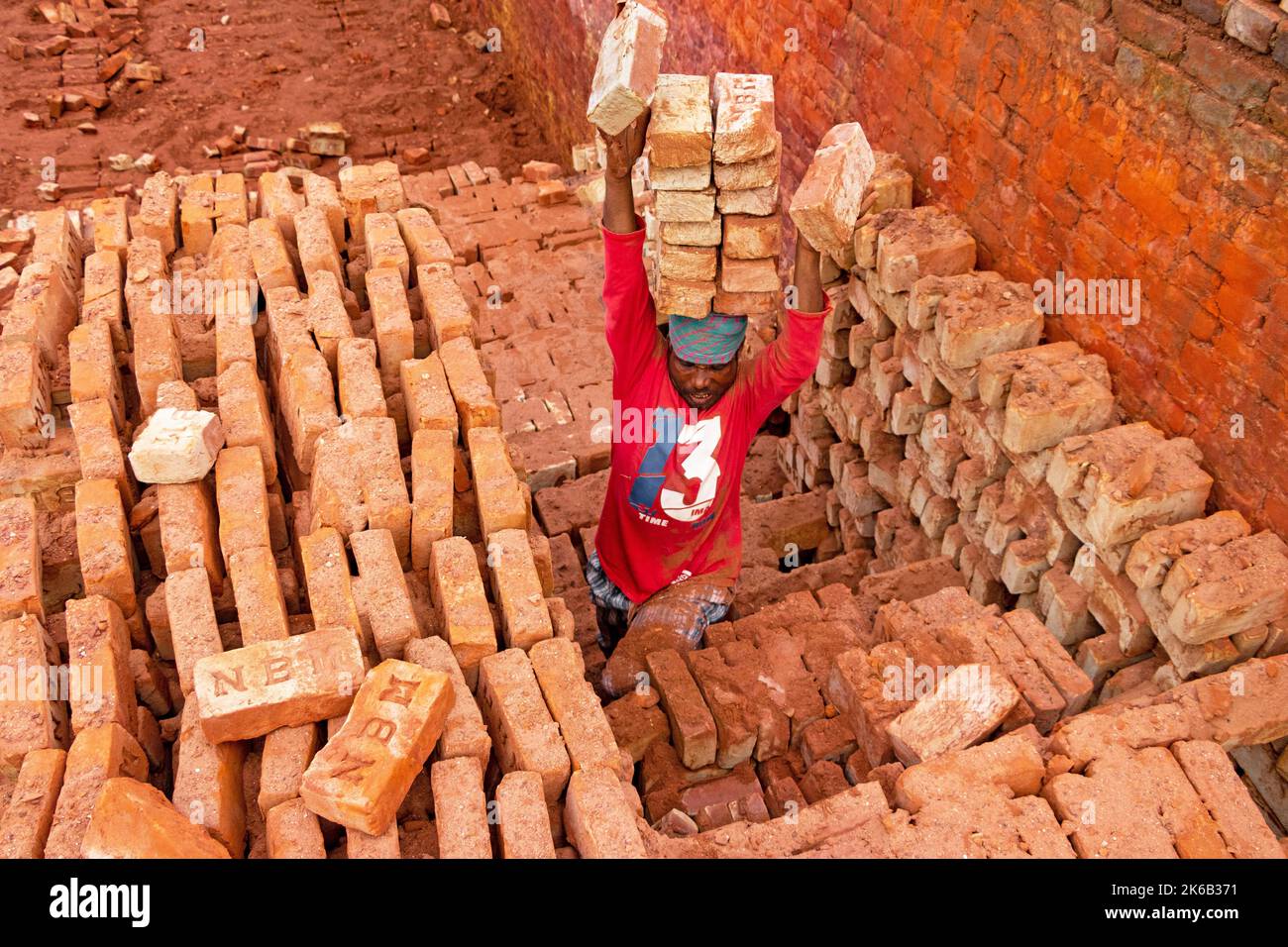 Dhaka, Dhaka, Bangladesh. 13th Oct, 2022. Workers in Dhaka, Bangladesh ...