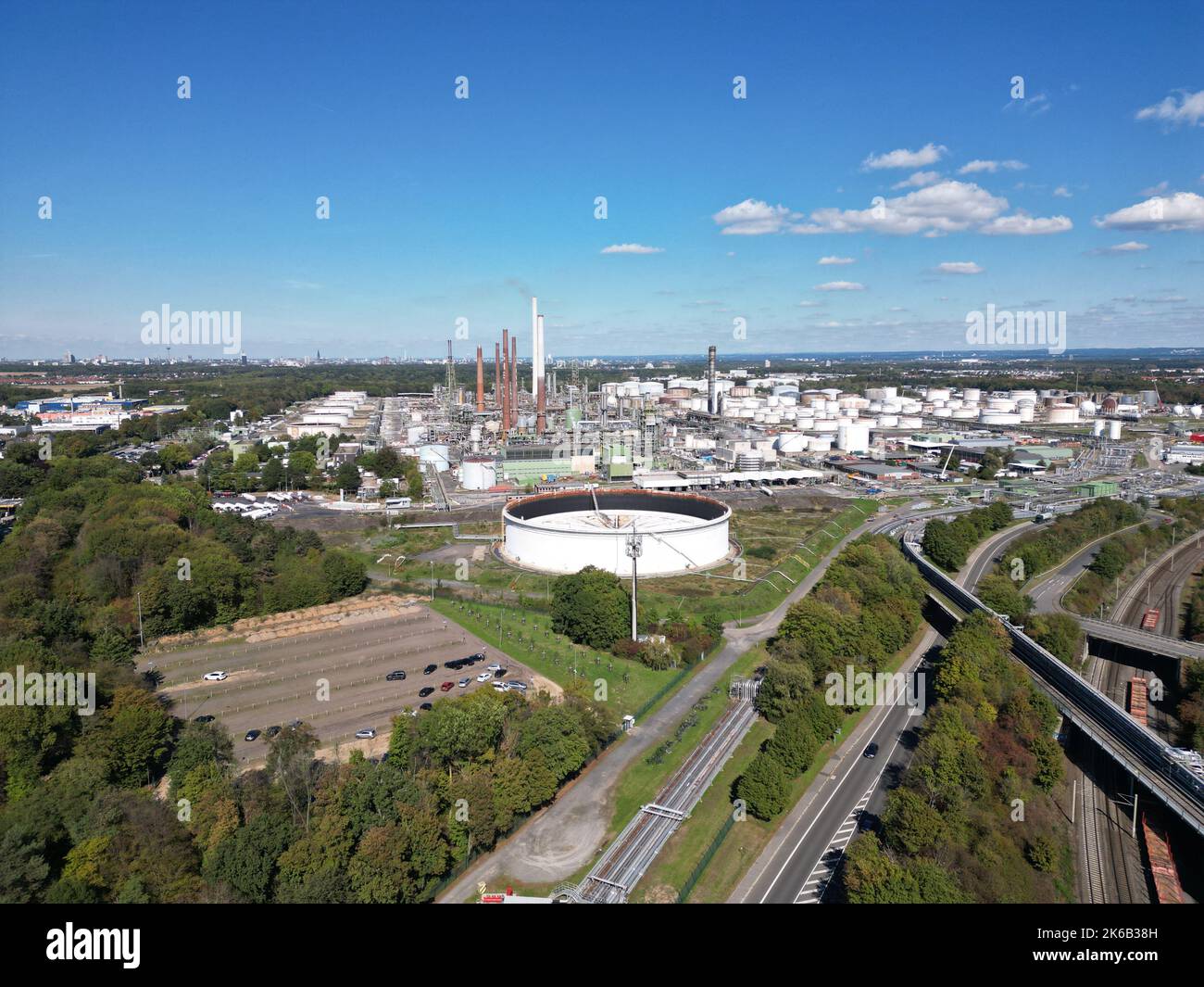 Shell oil refinery cologne hi-res stock photography and images - Alamy