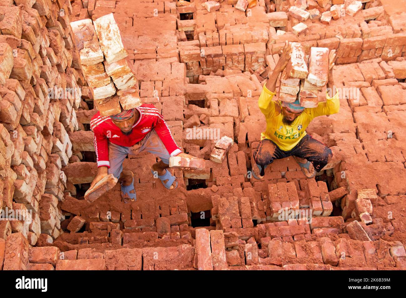 Dhaka, Dhaka, Bangladesh. 13th Oct, 2022. Workers in Dhaka, Bangladesh ...