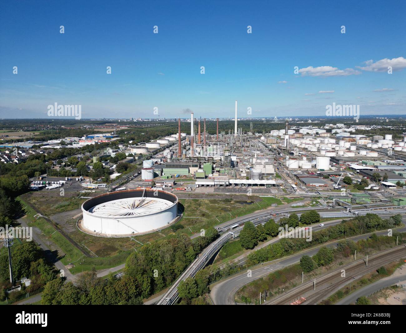 Shell oil refinery cologne hi-res stock photography and images - Alamy