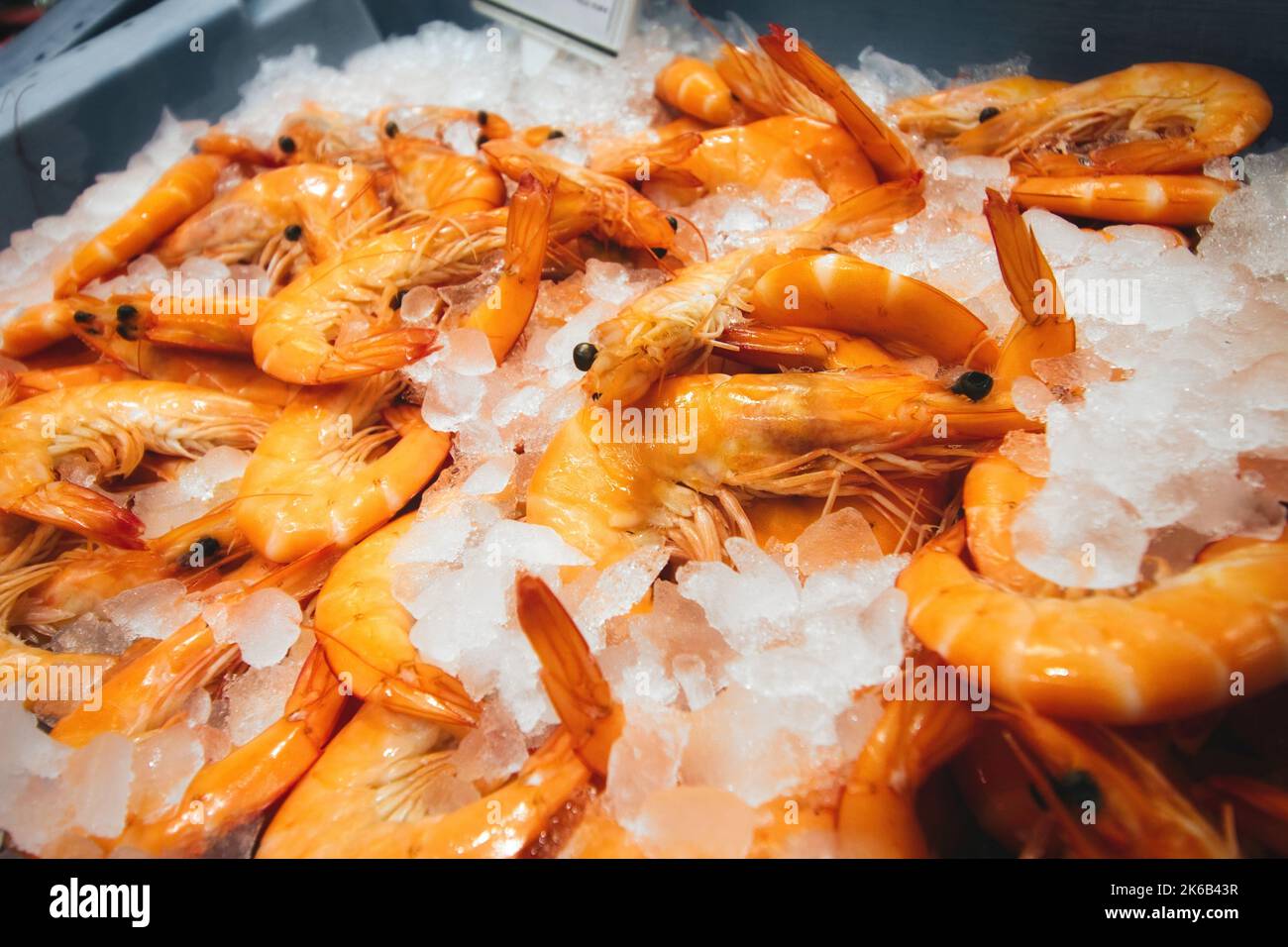 Seafood restaurant display of fish and prawns hi-res stock photography ...