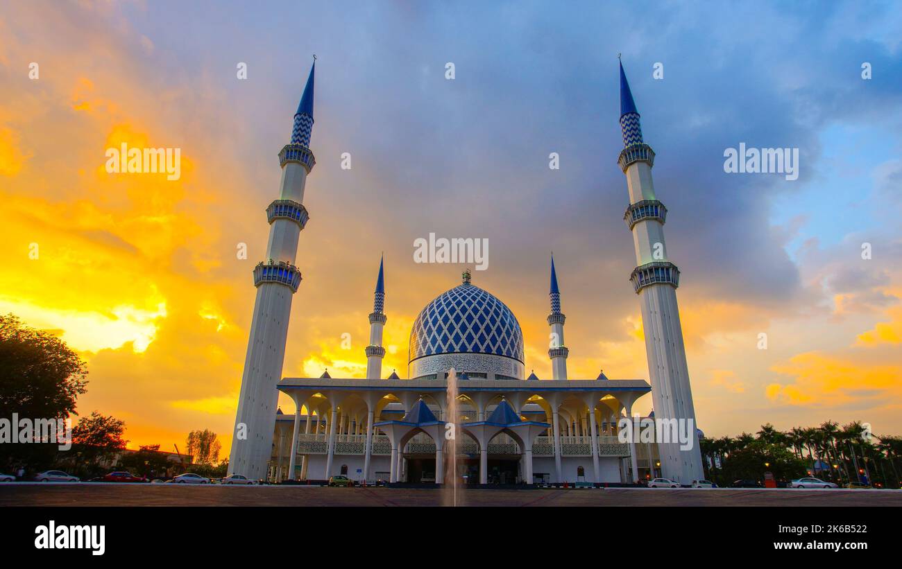 Sunset of Masjid Negeri Shah Alam or well known officially as Mosque of ...
